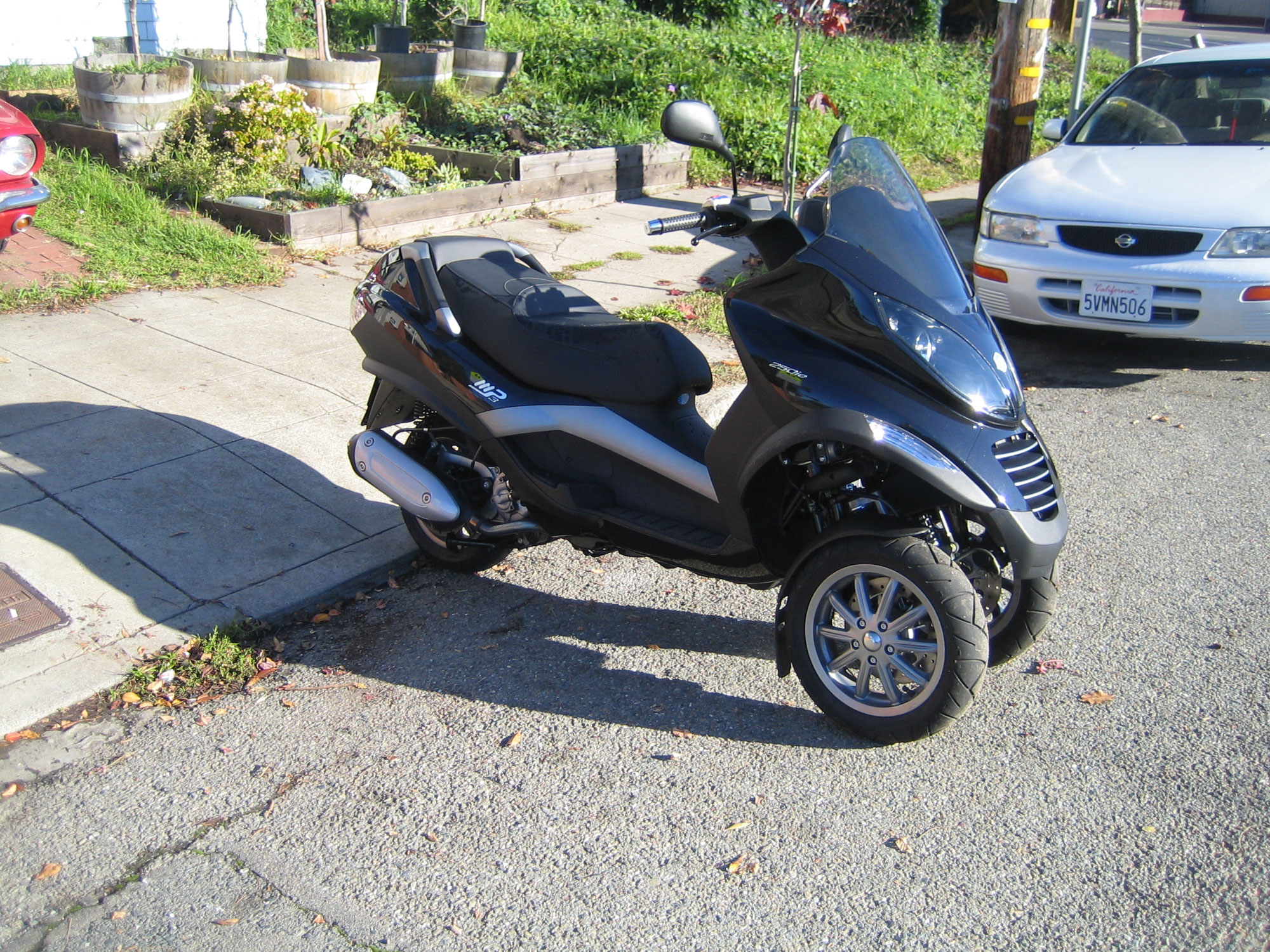 Modern Vespa : REVIEW: Piaggio MP3 Three-Wheel Scooter